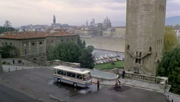 IMCDb.org: 1968 Kässbohrer Setra S 80 in "Ricomincio da tre, 1981"
