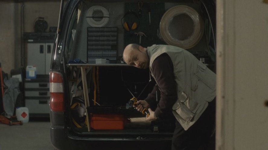 IMCDb.org: 2010 Toyota HiAce 2.5 D-4D DX [KLH22] in "Johan Falk: Alla råns moder, 2012"