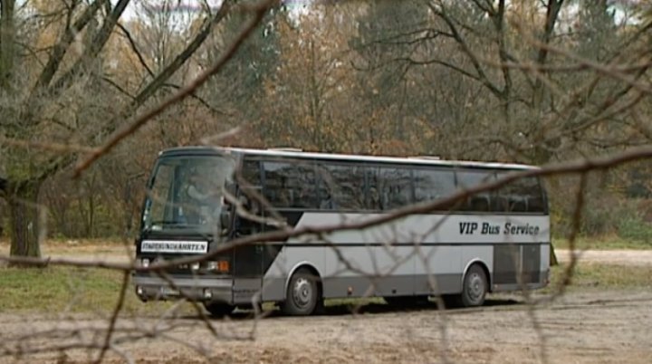IMCDb.org: Kässbohrer Setra S 215 HD in "Für alle Fälle Stefanie, 1995-2004"