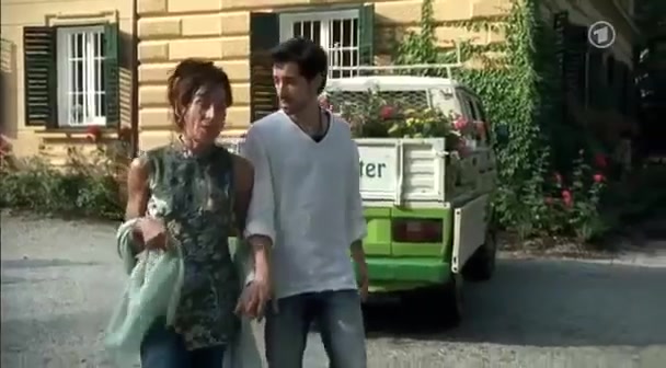 IMCDb.org: 1980 Volkswagen Transporter 'DoKa' [Typ 2 / T3] in "Lilly Schönauer - Liebe mit ...