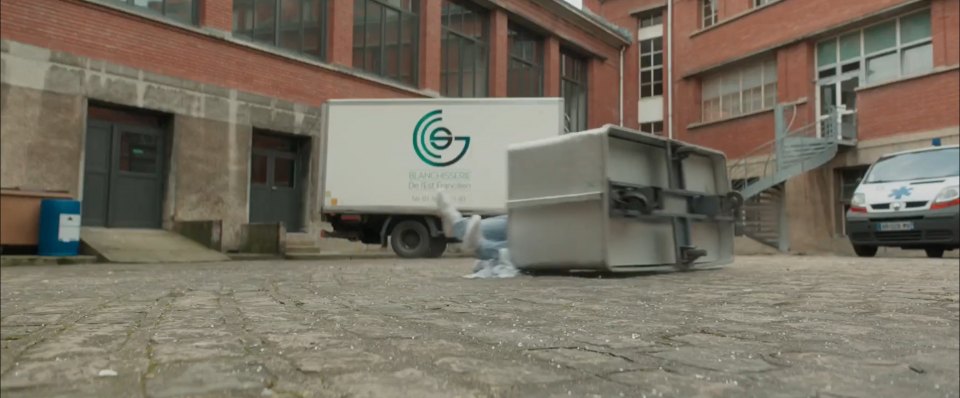 IMCDb.org: 2001 Renault Trafic Série 2 [X83] in "Le lion, 2020"