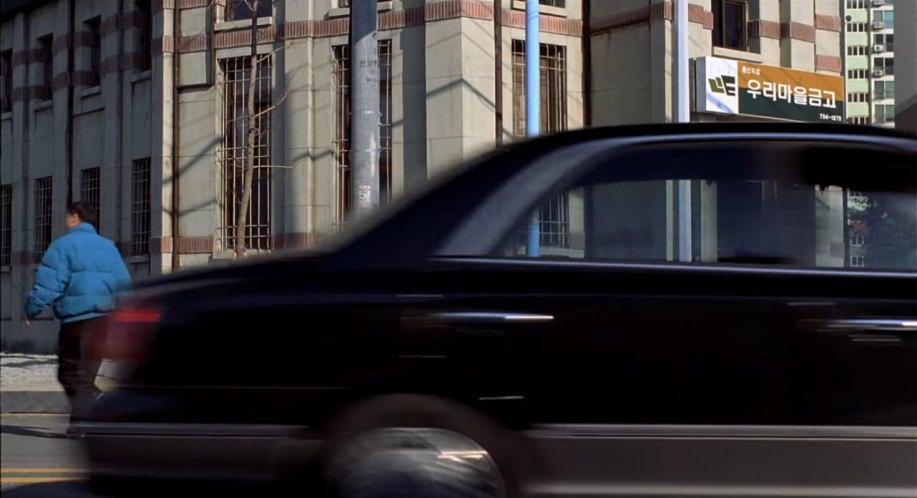 IMCDb.org: 1998 Hyundai Grandeur XG [XG] in "마을금고 연쇄습격사건 (Bank Attack), 2007"