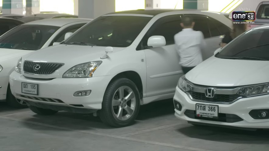 IMCDb.org: Lexus RX [XU30] in "Phuea Mae Phae Bo Dai, 2023"