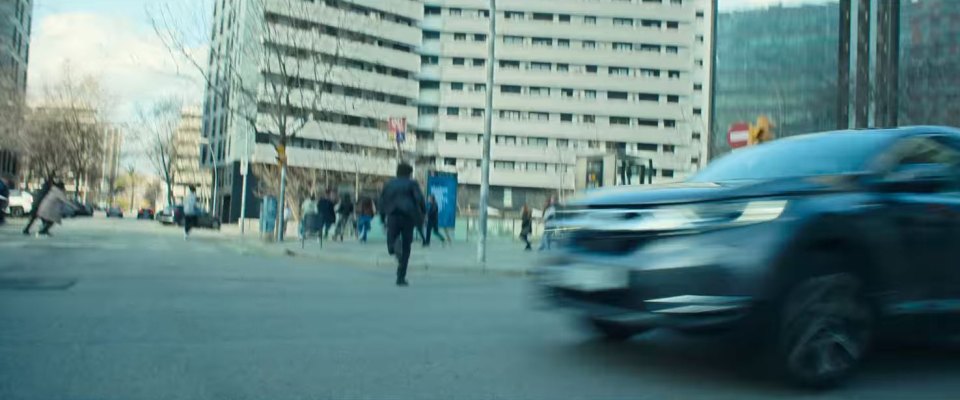 IMCDb.org: 2017 Honda CR-V [RW] in "Bird Box: Barcelona, 2023"