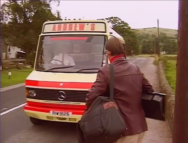 IMCDb.org: 1987 Mercedes-Benz 609 D [T2] in "500 Bus Stops, 1997"