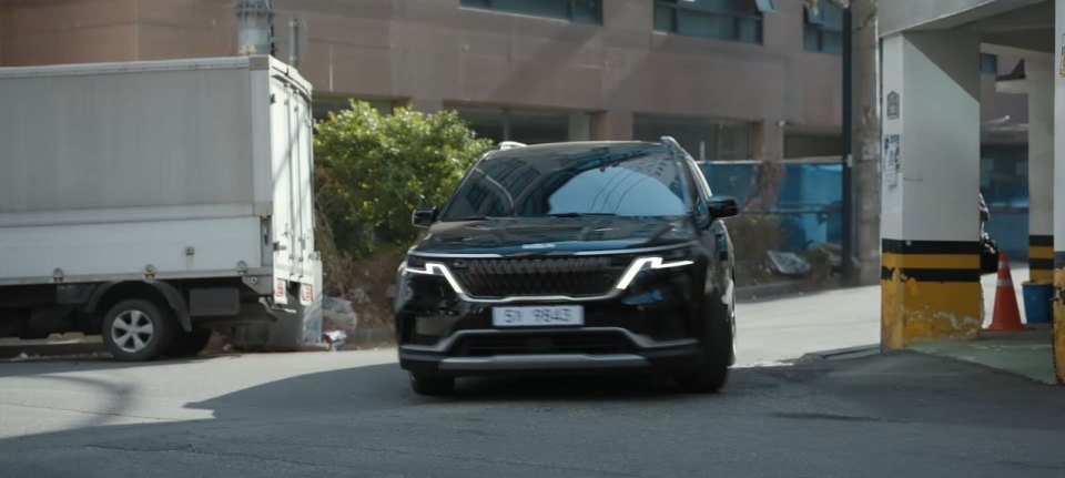 IMCDb.org: 2022 Kia Carnival [KA4] in "The Recruit, 2022-??"