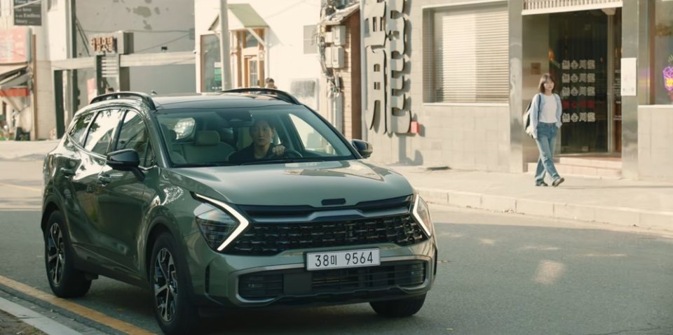 IMCDb.org: 2021 Kia Sportage [NQ5] in "낮과 밤이 다른 그녀 (Miss Night and Day), 2024"