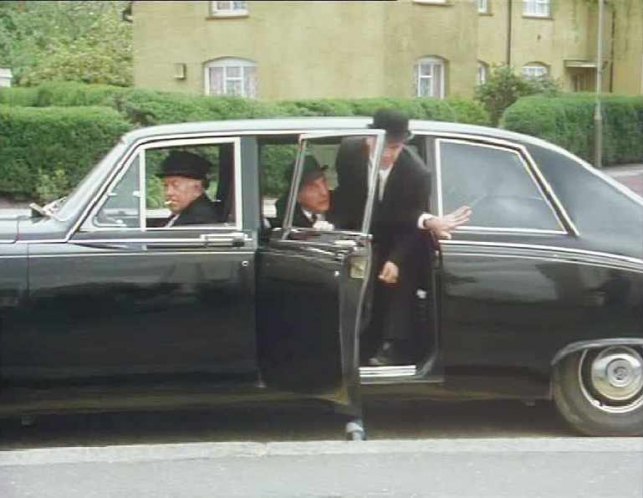IMCDb.org: 1972 Daimler Limousine [DS420] in "Mr. H Is Late, 1988"