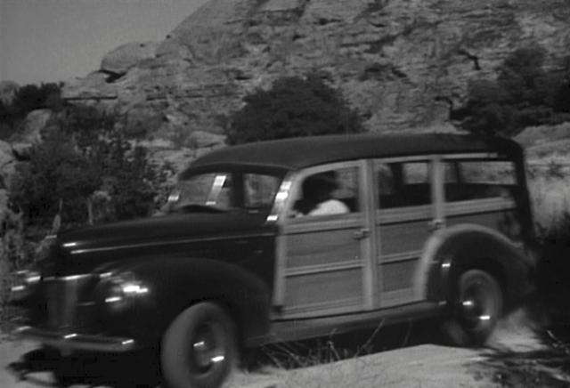 IMCDb.org: 1940 Ford V8 De Luxe Station Wagon [01A] in "The Batman, 1943"