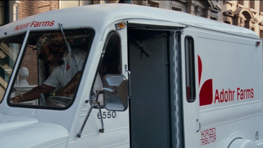 IMCDb.org: Divco 300 in "Police Academy 6: City Under Siege, 1989"