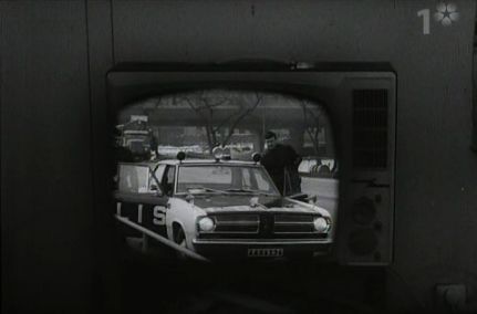 IMCDb.org: 1967 Plymouth Valiant Polis in "En dröm om frihet, 1969"