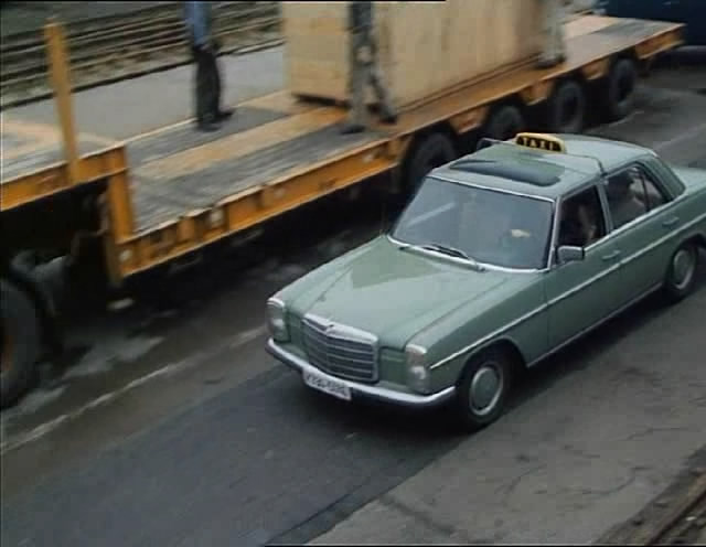 IMCDb.org: 1974 Mercedes-Benz 200 [W115] in "30 pripadu majora Zemana, 1974-1979"