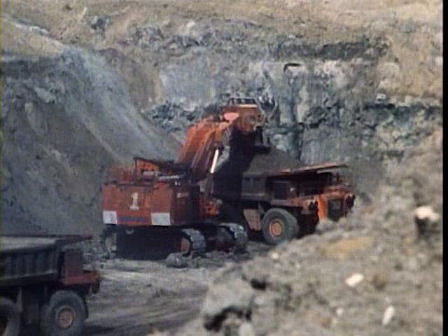 IMCDb.org: DEMAG H 241 in "Manufacturing Consent, 1992"