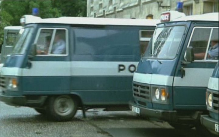 IMCDb.org: 1981 Peugeot J9 in "Les fugitifs, 1986"