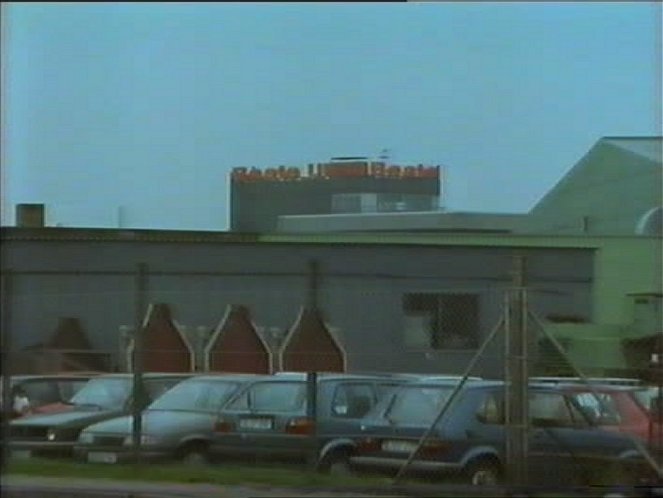 IMCDb.org: Volkswagen Golf I [Typ 17] in "Root Into Europe, 1992"