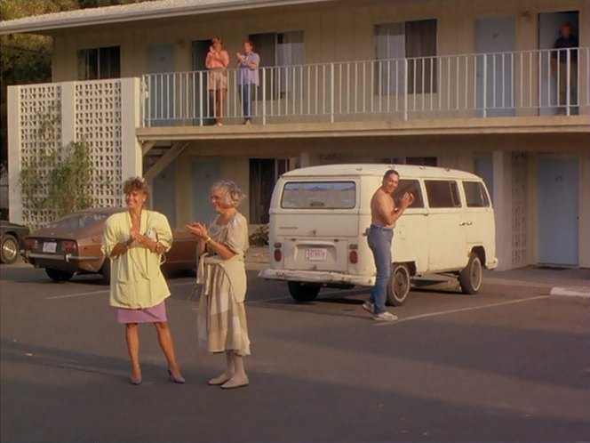 IMCDb.org: 1968 Volkswagen Station Wagon T2 [Typ 2] in "Two Moon ...