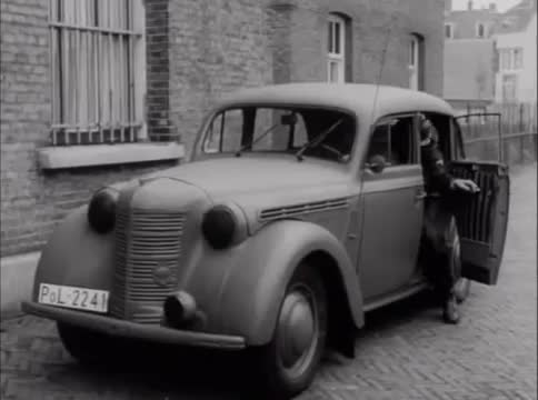 IMCDb.org: 1948 Moskvitch 400 [420] in "De Overval, 1962"