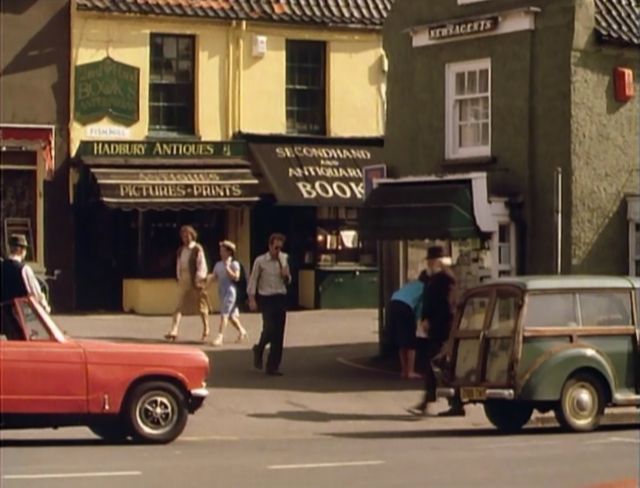 IMCDb.org: 1957 Morris Minor 1000 Traveller in "A Fatal Inversion, 1992"