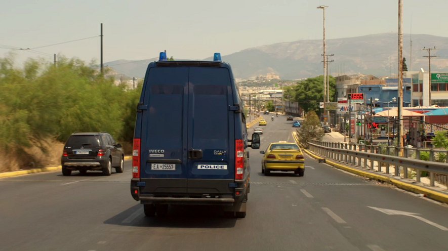 IMCDb.org: Iveco Daily 3a serie in "Fat Tony & Co, 2014"