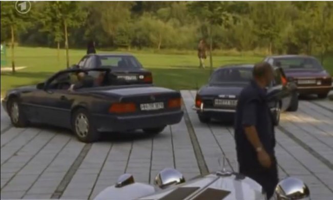 IMCDb.org: 1996 Mercedes-Benz SL [R129] in "Der König von St. Pauli, 1998"