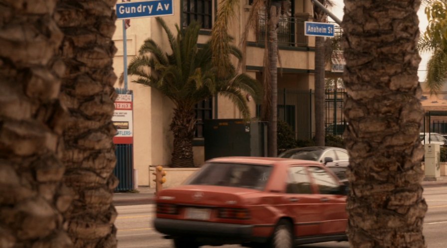IMCDb.org: Mercedes-Benz 190 E [W201] in "Ray Donovan, 2013-2020"